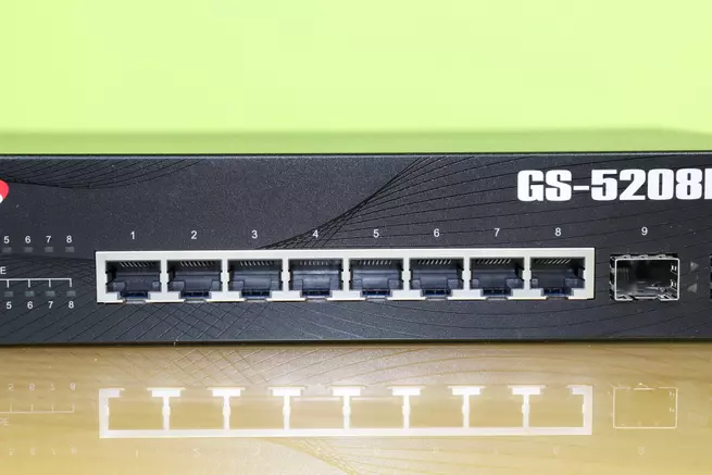 Edimax GS-5208PLG ခလုတ်၏ PoE+ ပါရှိသော Gigabit Ethernet အပေါက်များ