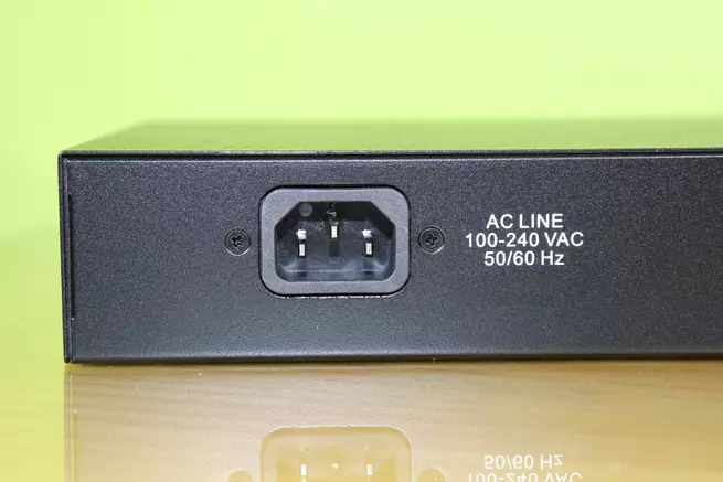 Edimax GS-5208PLG switch pouvwa Connector