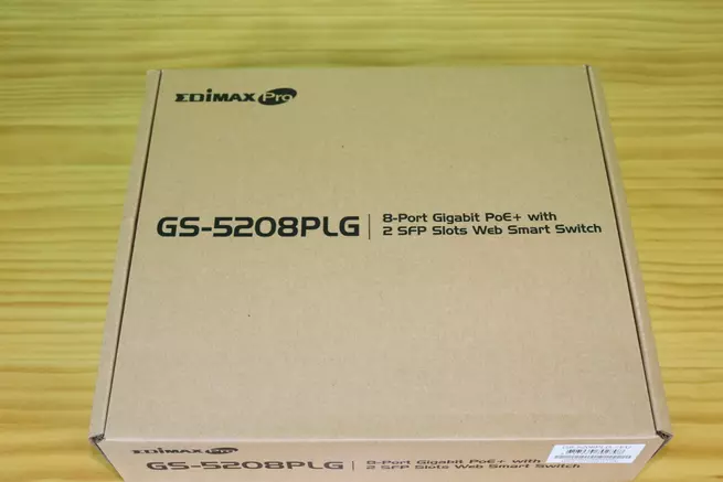 အသေးစိတ်အချက်အလက်များအတွက် Edimax GS-5208PLG ခလုတ်အကွက်ရှေ့