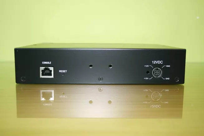 Agterkant van die 10Gigabit Edimax XGS-5008 skakelaar in detail