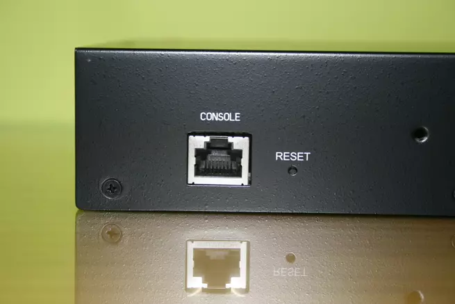 Coneix el port RJ-45 de consola del switch Edimax XGS-5008