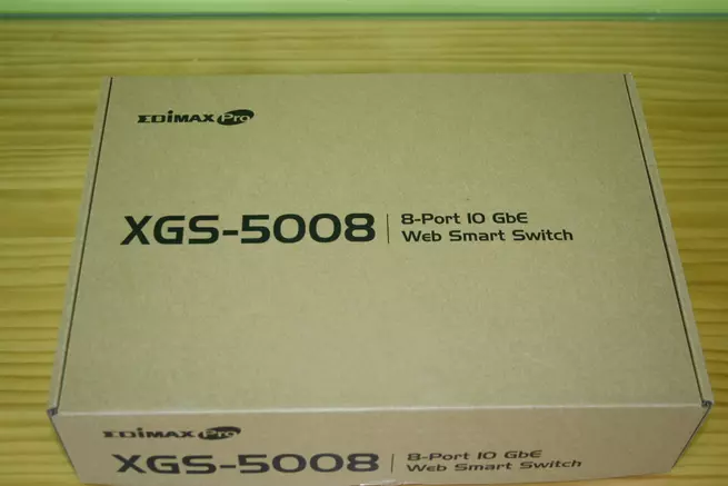 Kutsogolo kwa bokosi losinthira la 10Gigabit Edimax XGS-5008