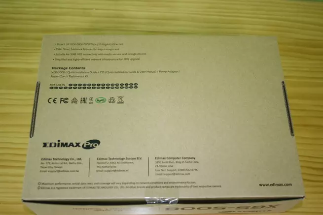 Zadnji del 10-gigabitne stikalne omarice Edimax XGS-5008