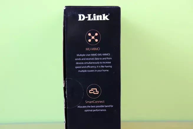 D-Link DIR-878 neutraalse ruuteri kasti vasak pool