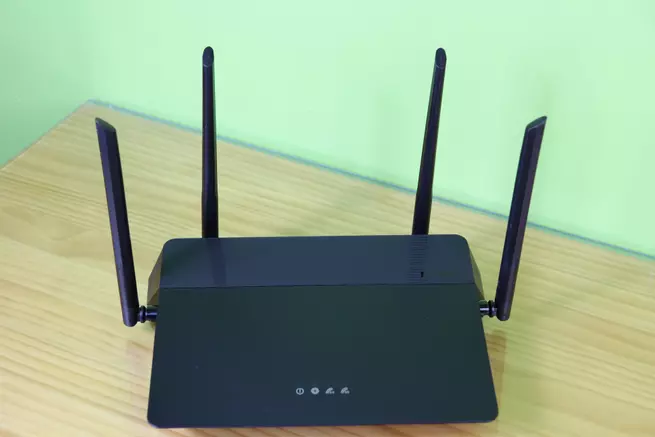 Eo anoloan'ny router D-Link DIR-878 miaraka amin'ny LED sata fitaovana