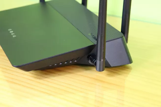 A D-Link DIR-878 router jobb oldala részletesen