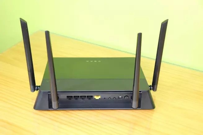 A D-Link DIR-878 router hátulja részletesen az összes porttal