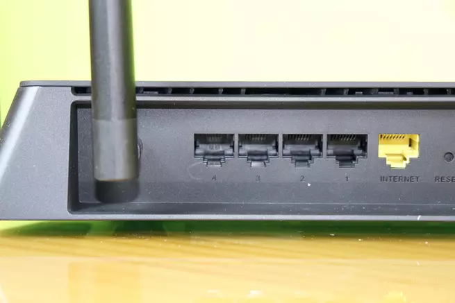 Gigabit ports များနှင့်အတူ D-Link DIR-878 router ၏နောက်ဘက်ဧရိယာ