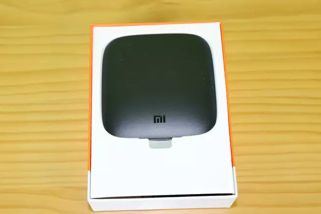 Wewnątrz pudełka odtwarzacza z Xiaomi Mi TV Box 4K