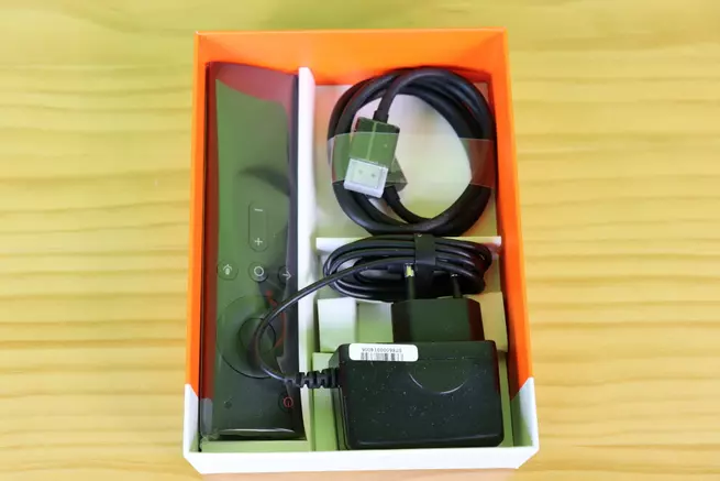 אביזרי Xiaomi Mi TV Box 4K בתוך הקופסה