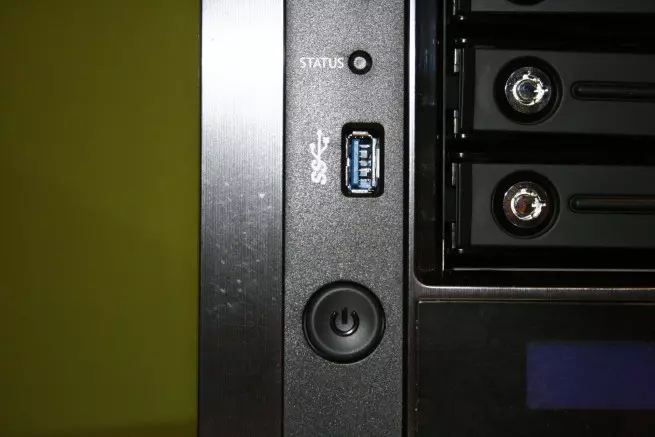 USB 3.0 dhe butoni i ndezjes në Thecus N5810PRO