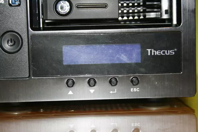 Ekrani LCM dhe butonat e Thecus N5810PRO NAS