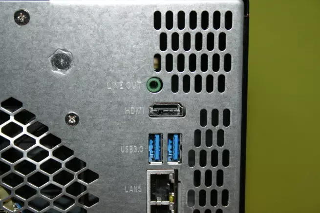 Portên USB 3.0 û derketina HDMI ya Thecus N5810PRO NAS