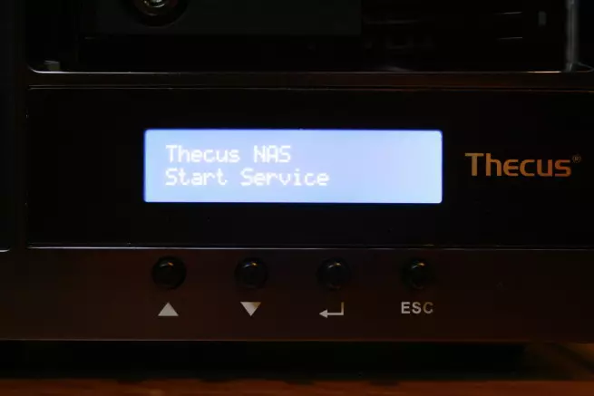 Mesazhet e ekranit të Thecus N5810PRO NAS LCM