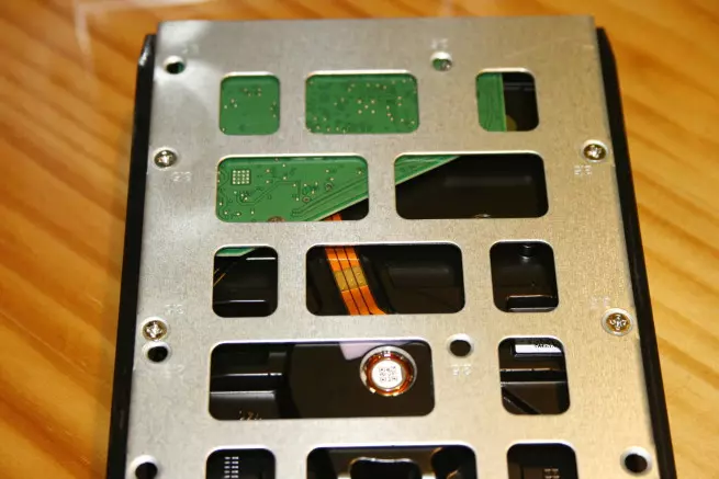 Detaje të HDD-së të instaluar në gjirin e Thecus N5810PRO