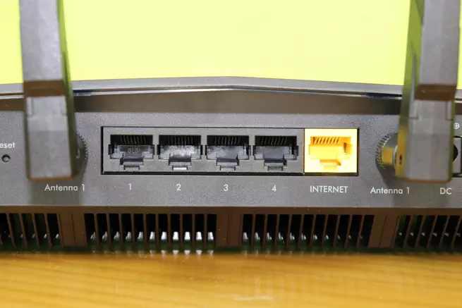 NETGEAR Nighthawk Pro Gaming XR500 Router Gigabit Portên Ethernet bi hûrgulî