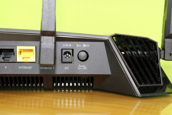 Butoni i ndezjes së ruterit dhe lidhësi i energjisë NETGEAR Nighthawk Pro Gaming XR500