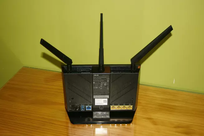 Dîtina paşîn a ASUS RT-AC86U bi antenên ku di hemî rûmeta xwe de hatine lêkirin