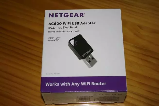 NETGEAR A6100 Wi-Fi adapter qutisining old tomoni