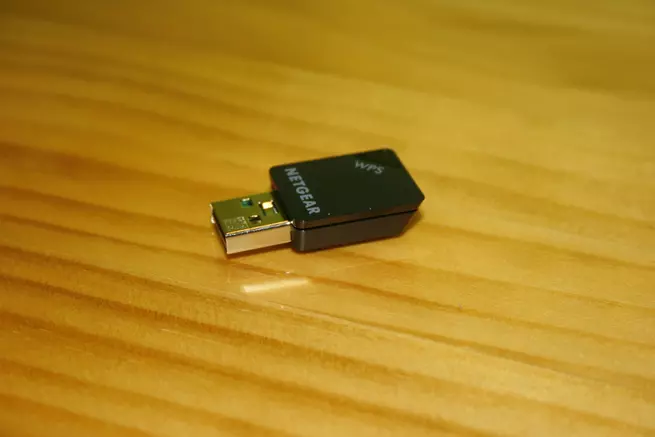 ផ្នែកខាងមុខនៃអាដាប់ទ័រវ៉ាយហ្វាយ NETGEAR A6100 ជាមួយ USB