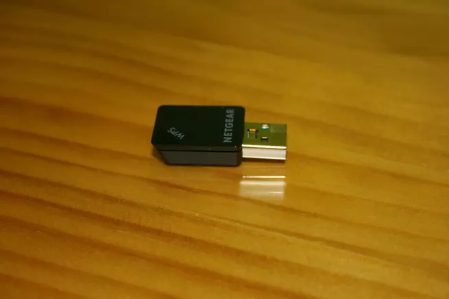 NETGEAR A6100 Wi-Fi-sovittimen etuosassa USB
