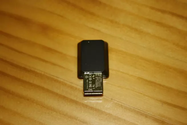 Μπροστινό μέρος του προσαρμογέα Wi-Fi NETGEAR A6100 με USB