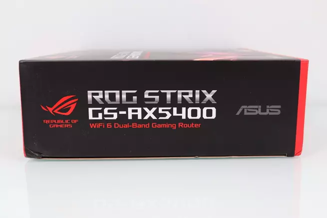 Ny ilany havanana amin'ny boaty router miaraka amin'ny modely ASUS ROG STRIX GS-AX5400