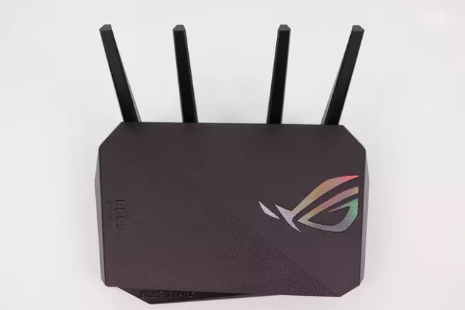 ASUS ROG STRIX GS-AX5400 eo anoloana ny router miaraka amin'ny antena ivelany