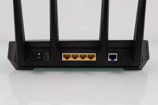 Wewengkon tukangeun router kaulinan ASUS ROG STRIX GS-AX5400