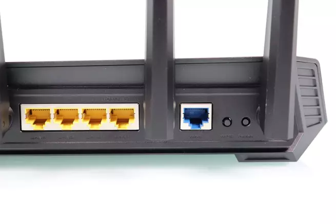 Port Gigabit LAN dan WAN, tombol WPS, dan reset router ASUS ROG STRIX GS-AX5400