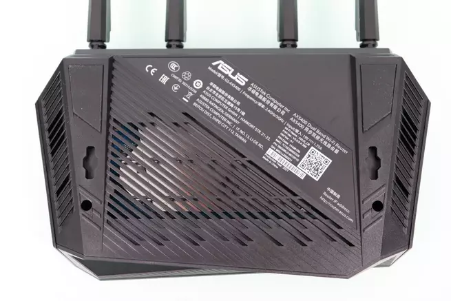 Spodnji del WiFi usmerjevalnika ASUS ROG STRIX GS-AX5400