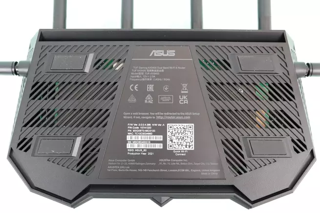 ASUS TUF-AX5400 oyun yönləndiricisinin aşağı sahəsi