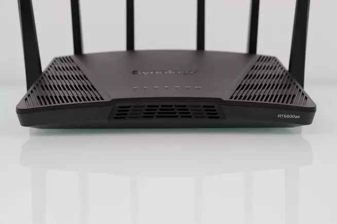 „Synology RT6600ax“ WiFi maršrutizatoriaus priekinė detalė