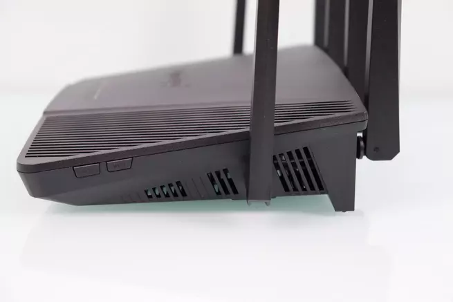 Dešinė Synology RT6600ax WiFi maršrutizatoriaus pusė su veiksmų mygtukais