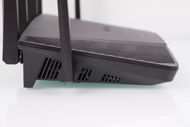 Levá strana WiFi routeru Synology RT6600ax v detailu