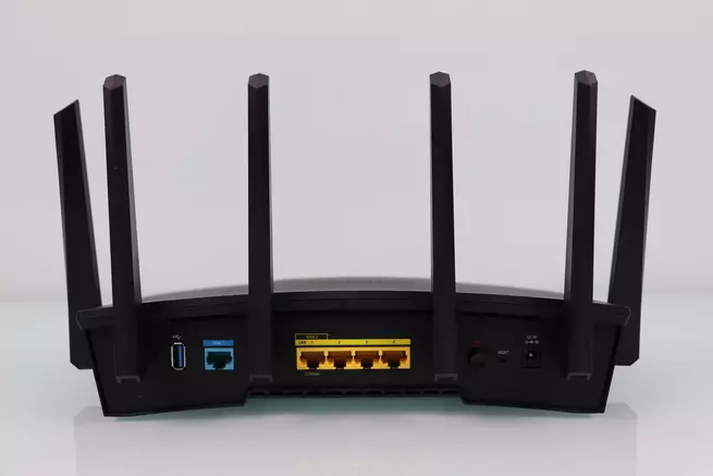 Synology RT6600ax WiFi maršrutizatoriaus nugarėlė