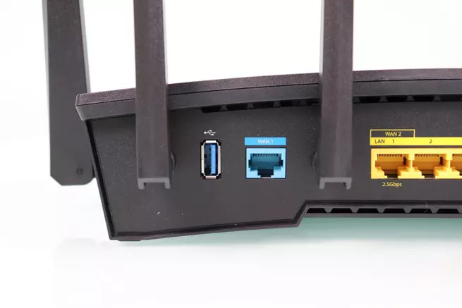 Port USB a gigabitový Ethernet Synology RT6600ax pro WAN