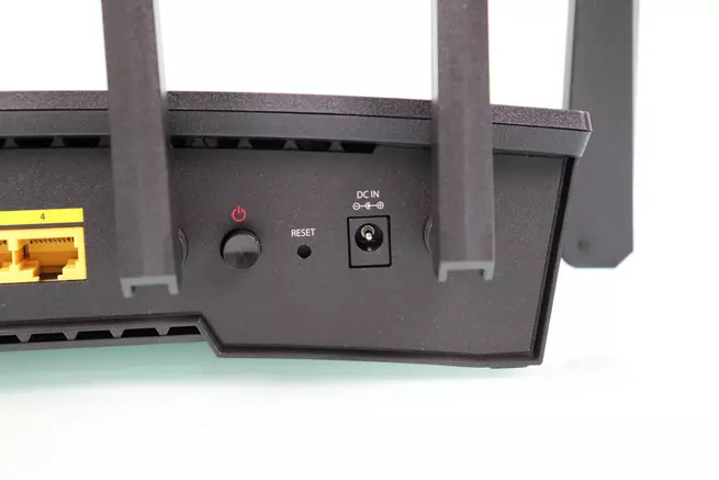 Pulsante di accensione, ripristino e accensione del router Synology RT6600ax