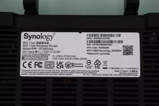 Límmiði með Synology RT6600ax WiFi beinar í smáatriðum