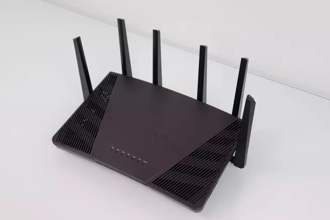 WiFi Router 6 Synology RT6600ax ni gbogbo ogo rẹ