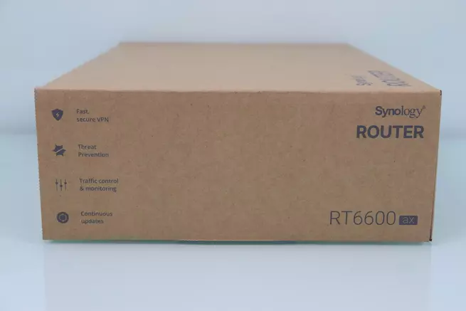 سمت چپ جعبه روتر Synology RT6600ax