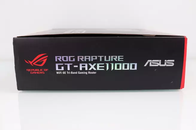 Lato sinistro della scatola del router Wi-Fi 6E ASUS GT-AXE11000