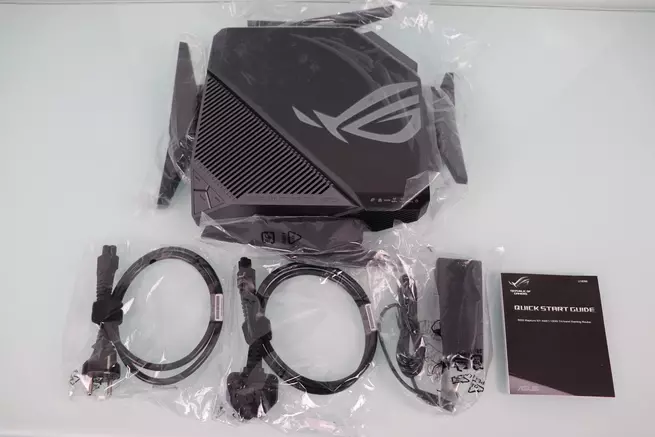 ASUS GT-AXE11000 Wi-Fi 6E leiðarbox innihald í smáatriðum