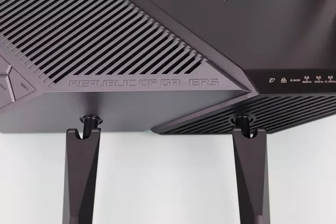 Ăng-ten bên ngoài không thể tháo rời của bộ định tuyến ASUS GT-AXE11000 Wi-Fi 6E