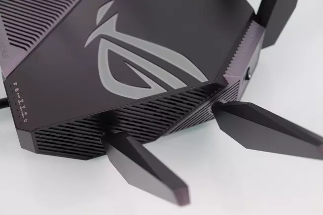 ASUS GT-AXE11000 Wi-Fi 6E router ROG logo di jéntré