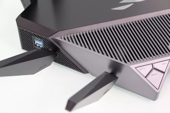 Dettaglio delle antenne WiFi esterne del router ASUS GT-AXE11000 Wi-Fi 6E