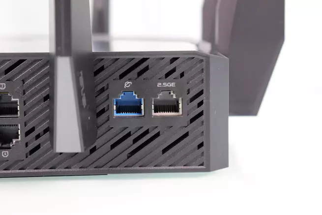 Gigabit Ethernet WAN un 2.5G ports ASUS GT-AXE11000 Wi-Fi 6E maršrutētāja WAN/LAN