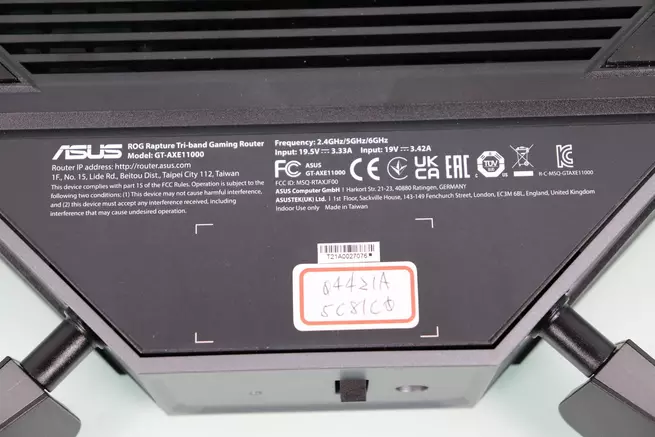 Adesivo sul fondo del router Wi-Fi 6E ASUS GT-AXE11000