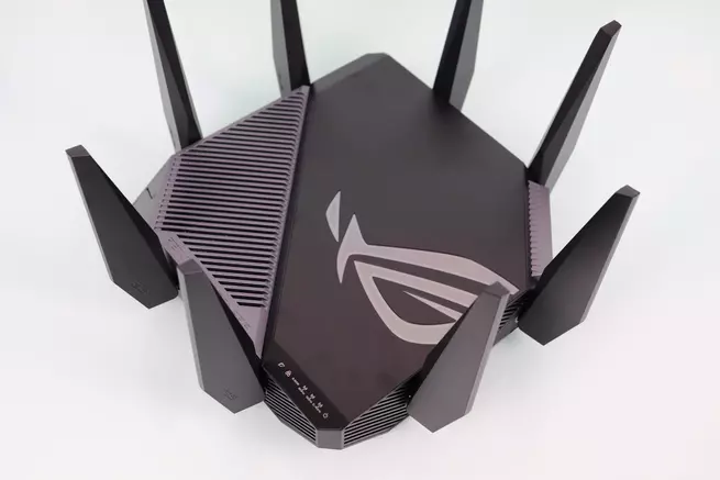 ASUS GT-AXE11000 Wi-Fi 6E როუტერი მარჯვენა მხრიდან