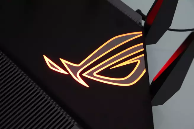 ASUS Aura RGB uz ASUS GT-AXE11000 Wi-Fi 6E maršrutētāja